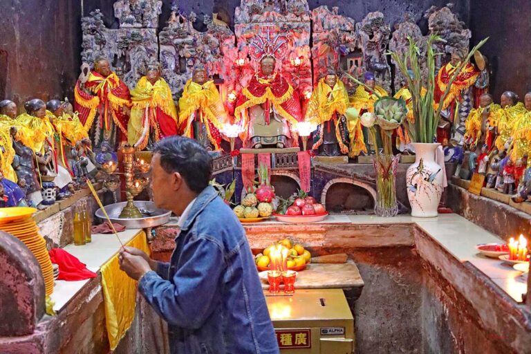 Jade Emperor Pagoda - A Local Guide 2026